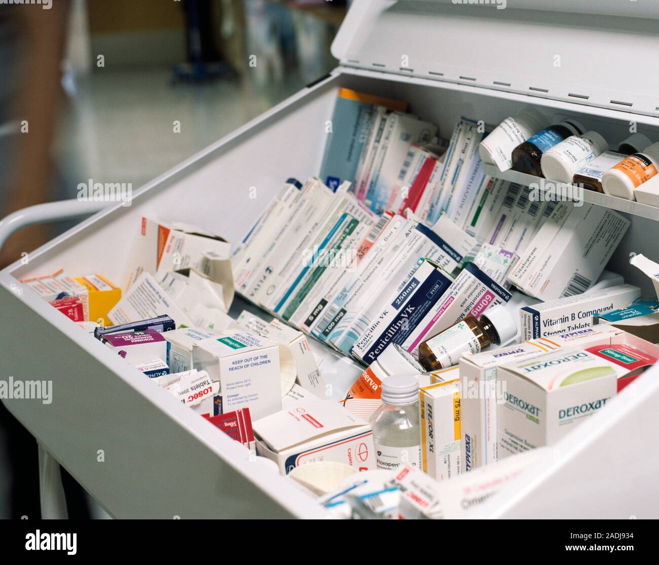 Drugs trolley in a hospital Stock Photo - Alamy