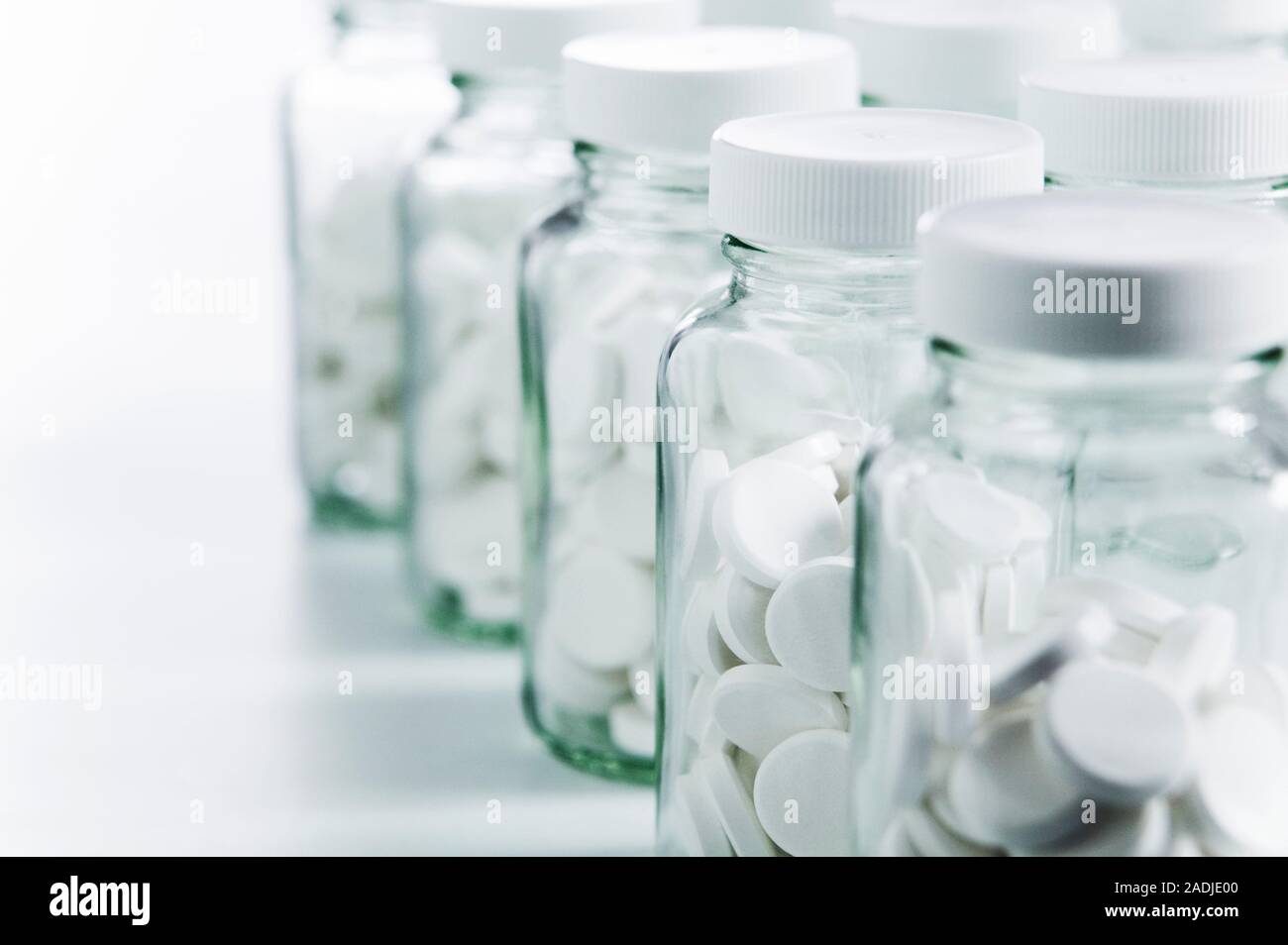 Jars of paracetamol tablets in a row Stock Photo - Alamy