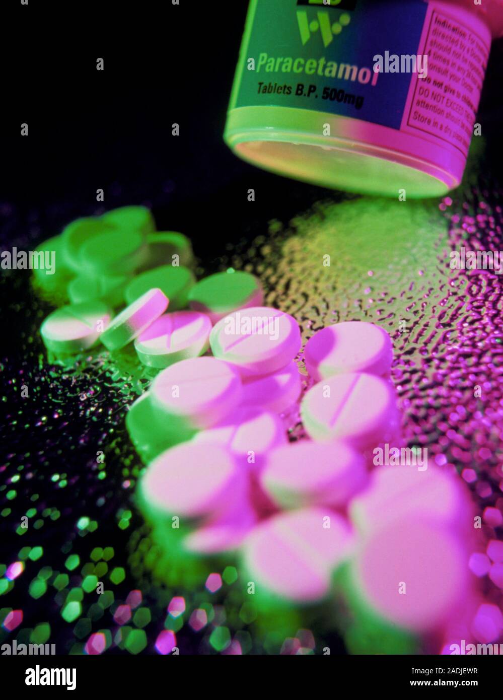 Painkiller tablets. Tablets of paracetamol, a painkilling (analgesic ...