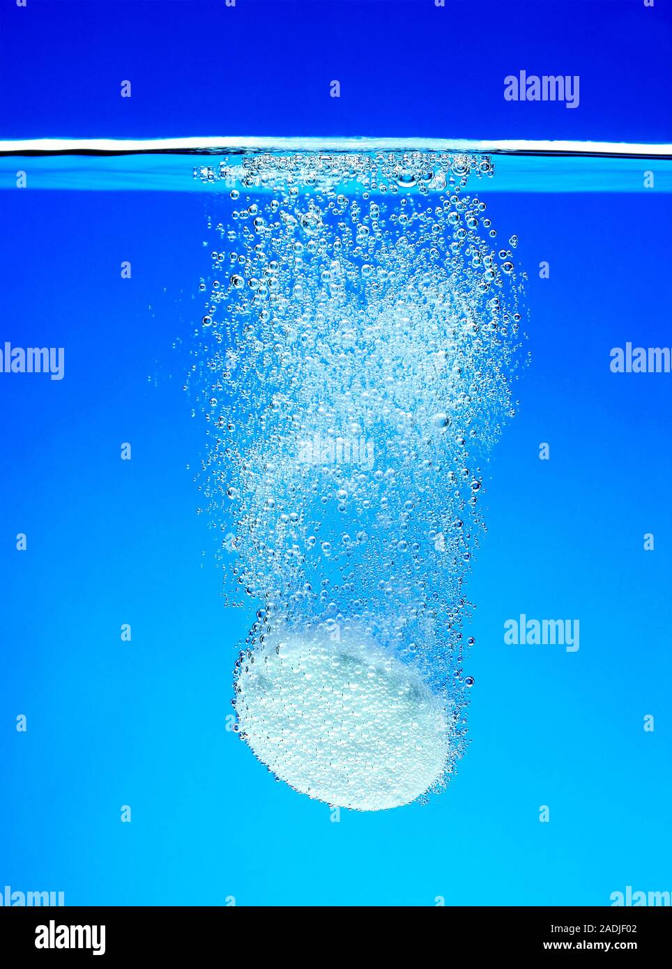 Dissolving analgesic. Effervescing painkilling (analgesic) pill ...