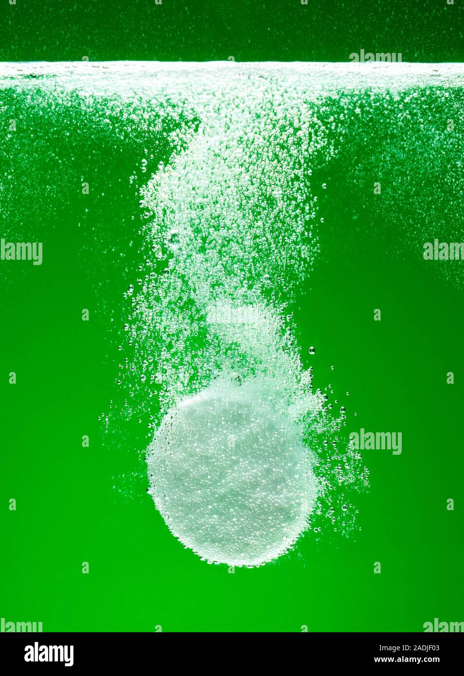 Dissolving analgesic. Effervescing painkilling (analgesic) pill ...