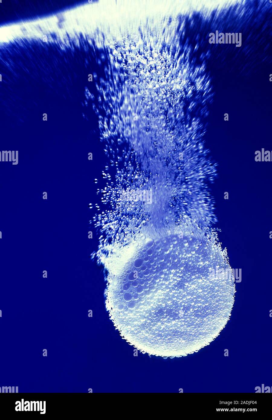 Dissolving analgesic. Effervescing painkilling (analgesic) pill ...