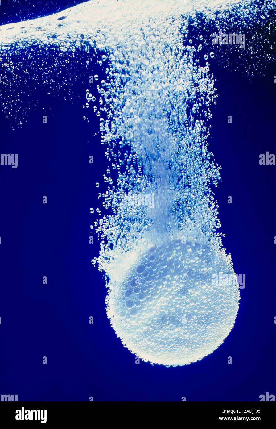 Dissolving analgesic. Effervescing painkilling (analgesic) pill ...