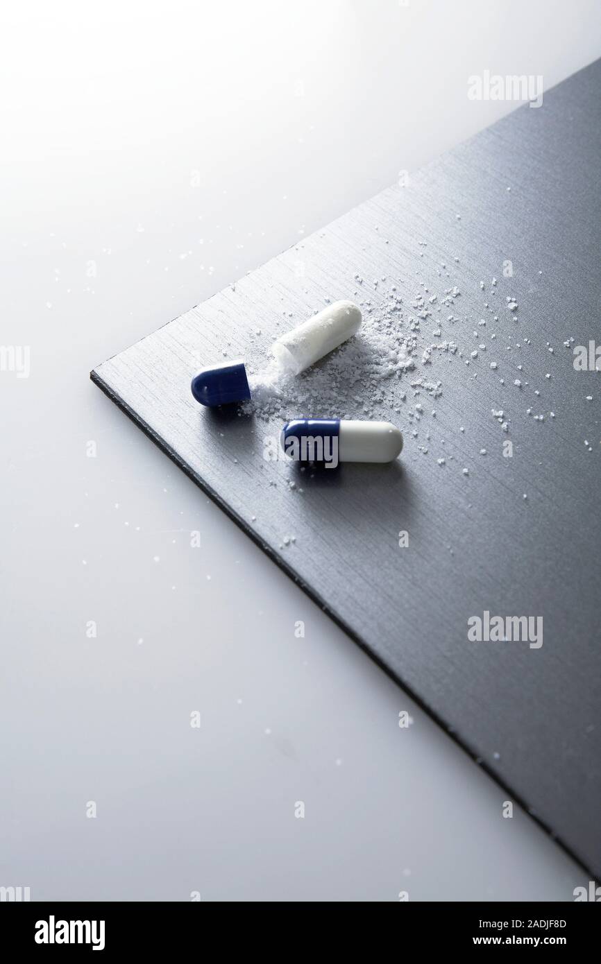 Open drug capsules. These capsules contain the drug paracetamol Stock ...