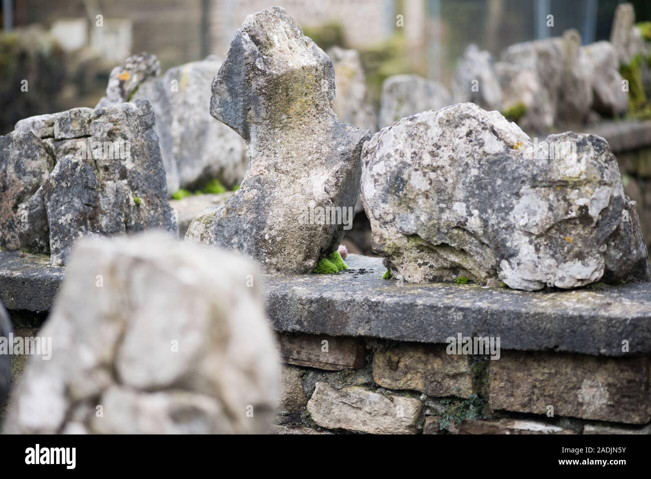 Garden wall with limestone shapes hi-res stock photography and images ...