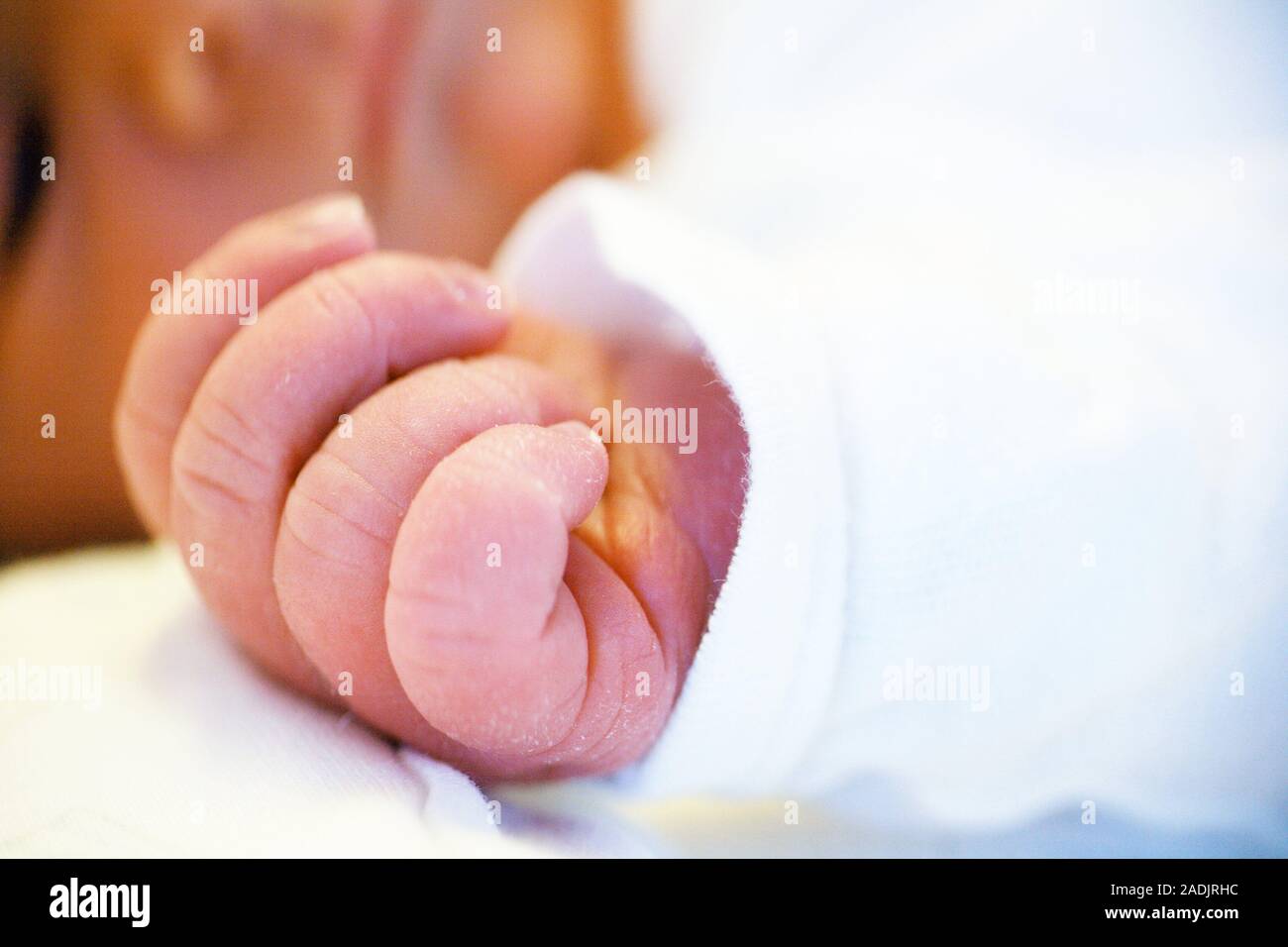 Newborn baby's hand Stock Photo - Alamy