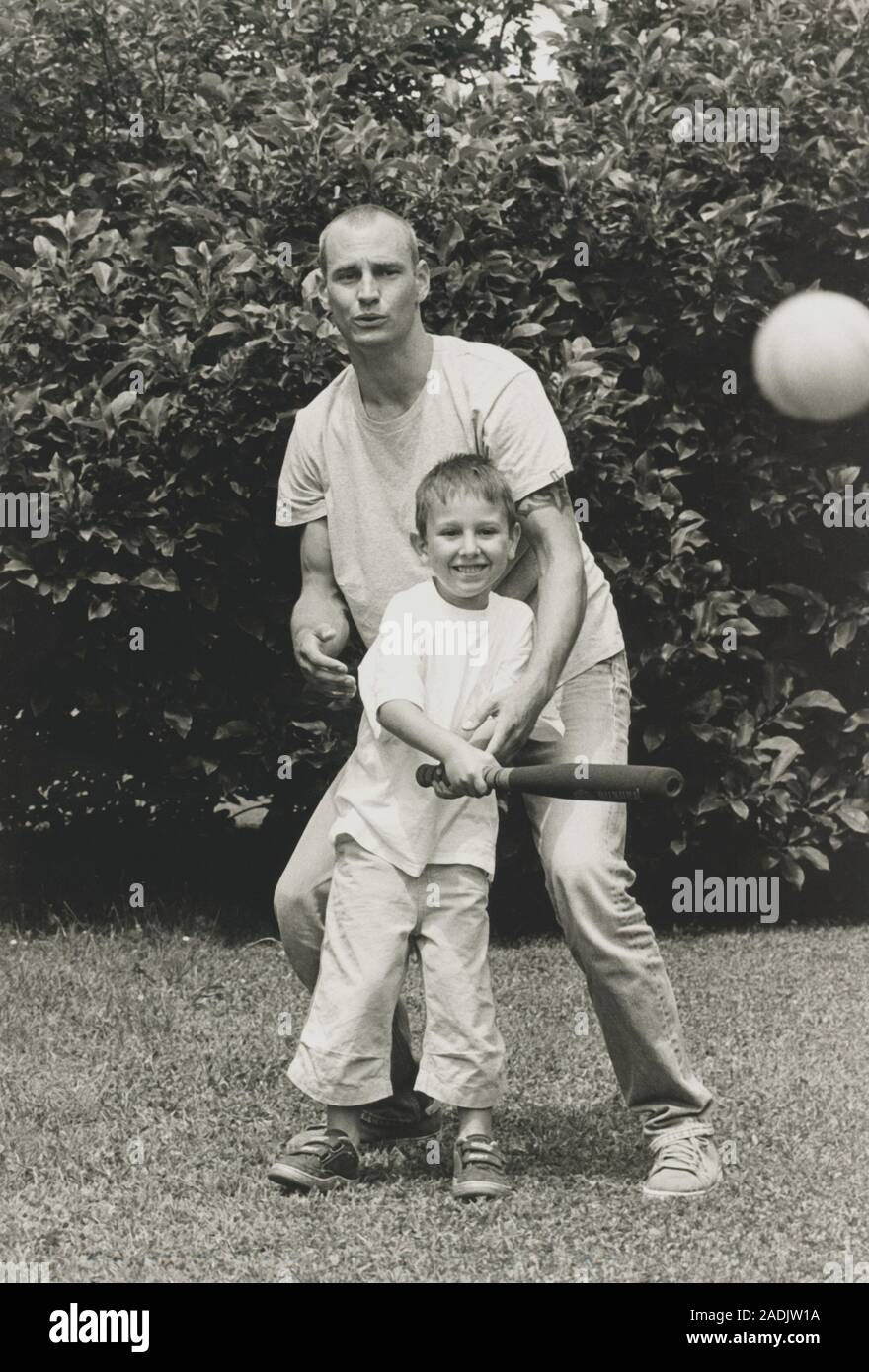 Softball. Father teaching his son how to play softball Stock Photo - Alamy