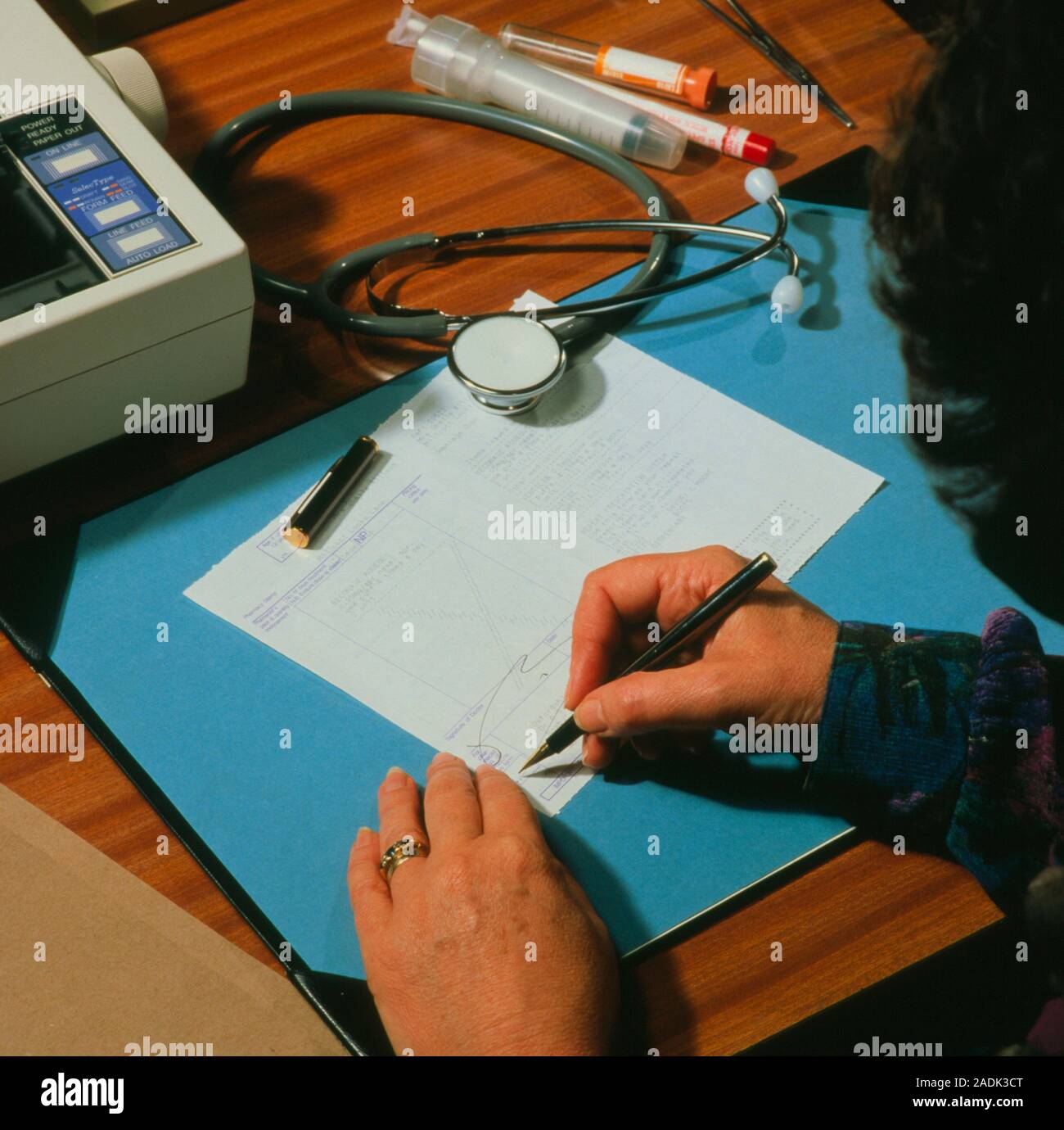 A doctor signing a computer prescription Stock Photo - Alamy