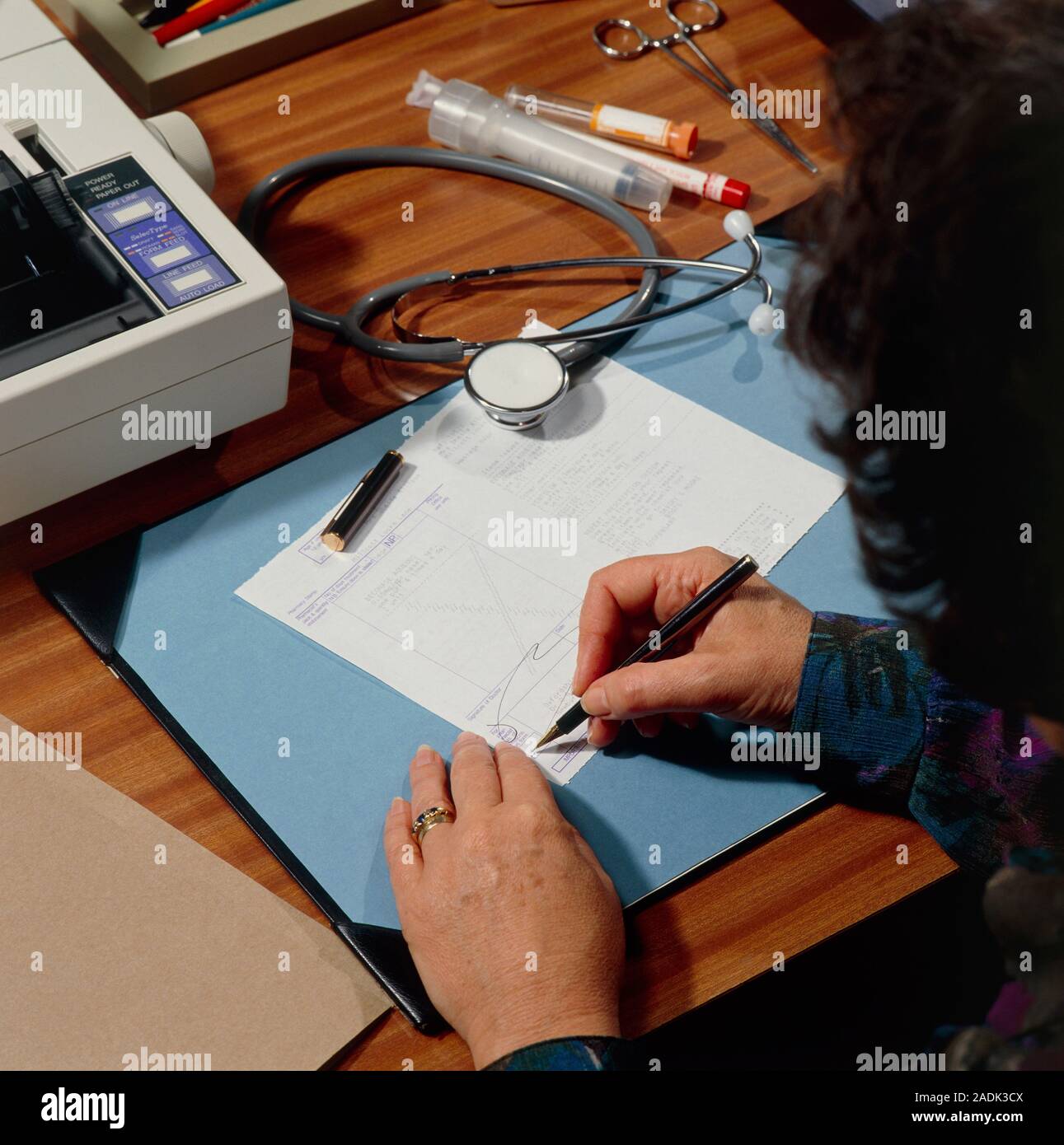 A doctor signing a computer prescription Stock Photo - Alamy