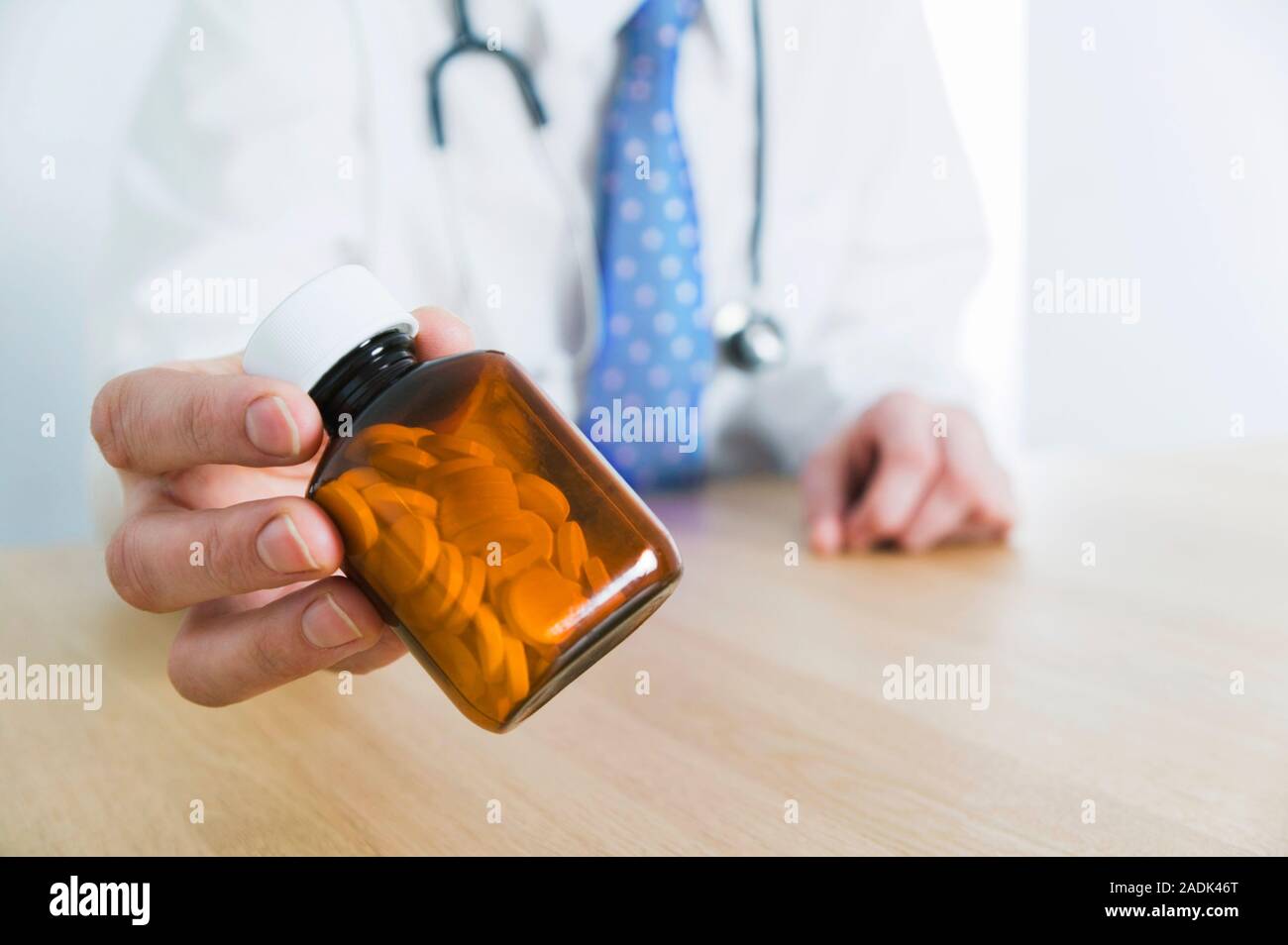 Prescription. Doctor handing out paracetamol pills Stock Photo - Alamy