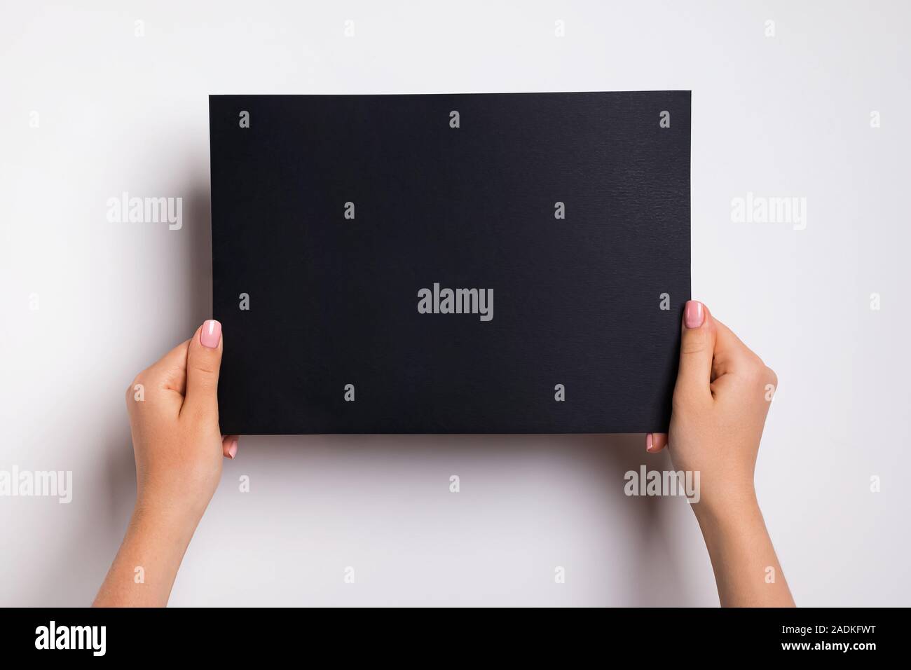 Female hands card paper hi-res stock photography and images - Alamy