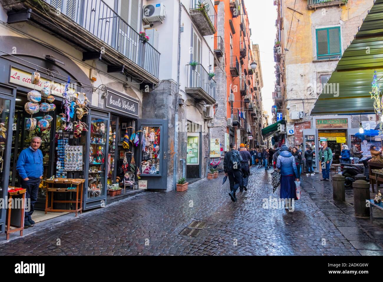 Spaccanapoli, centro storico, Naples, Italy Stock Photo - Alamy