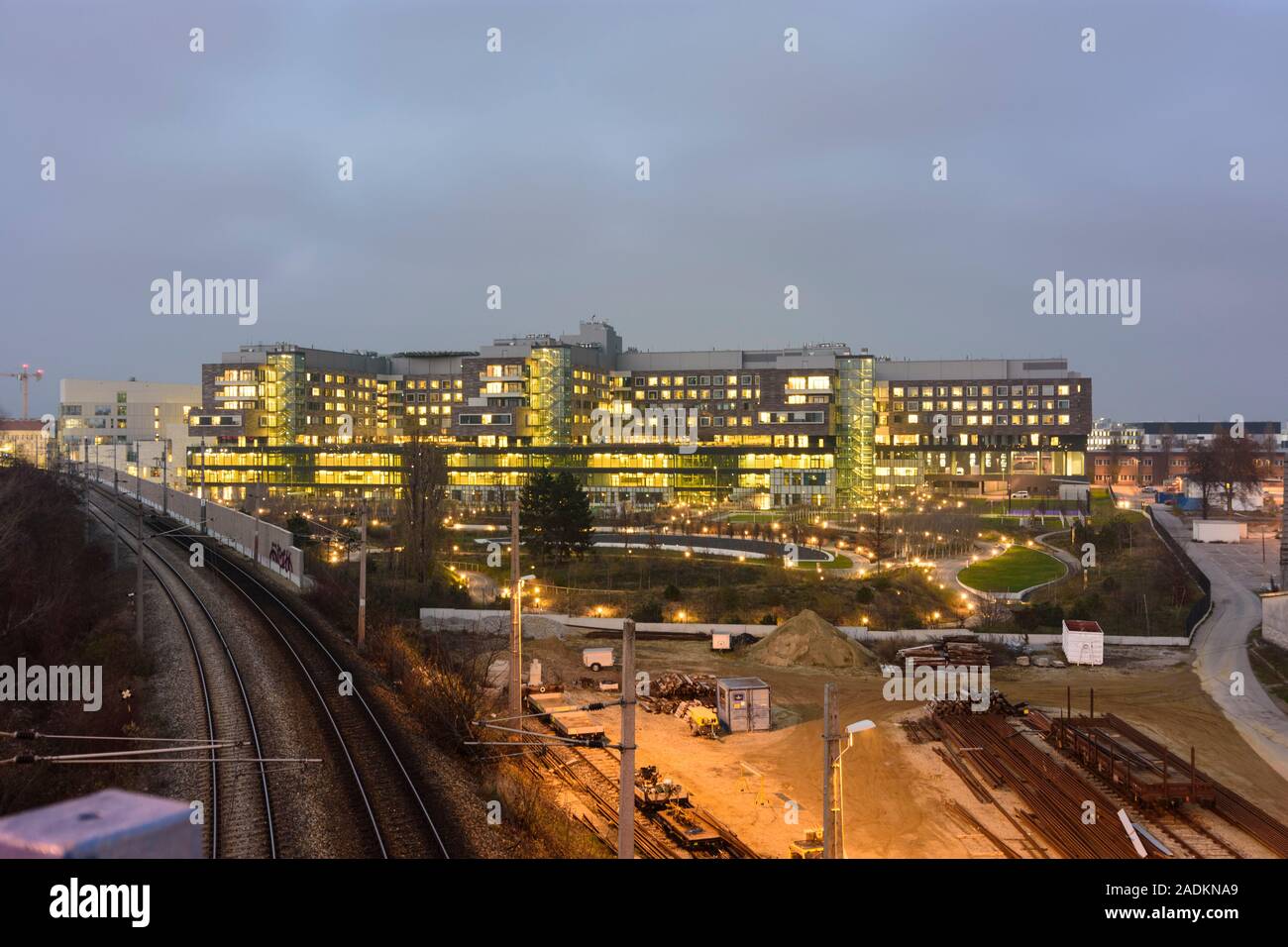 Wien, Vienna: hospital Krankenhaus Nord – Klinik Floridsdorf, train ...