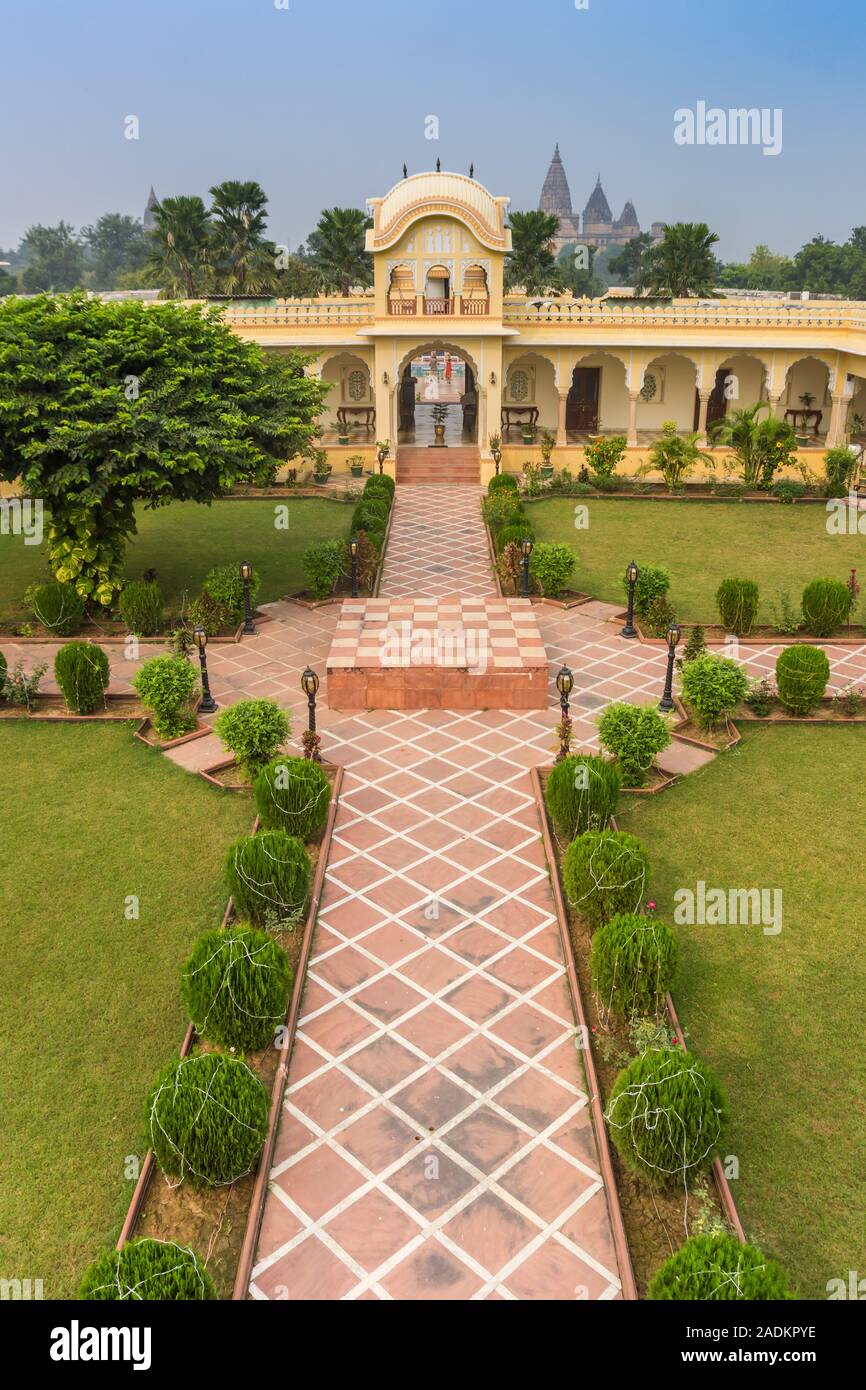 Indian footpath hi-res stock photography and images - Alamy