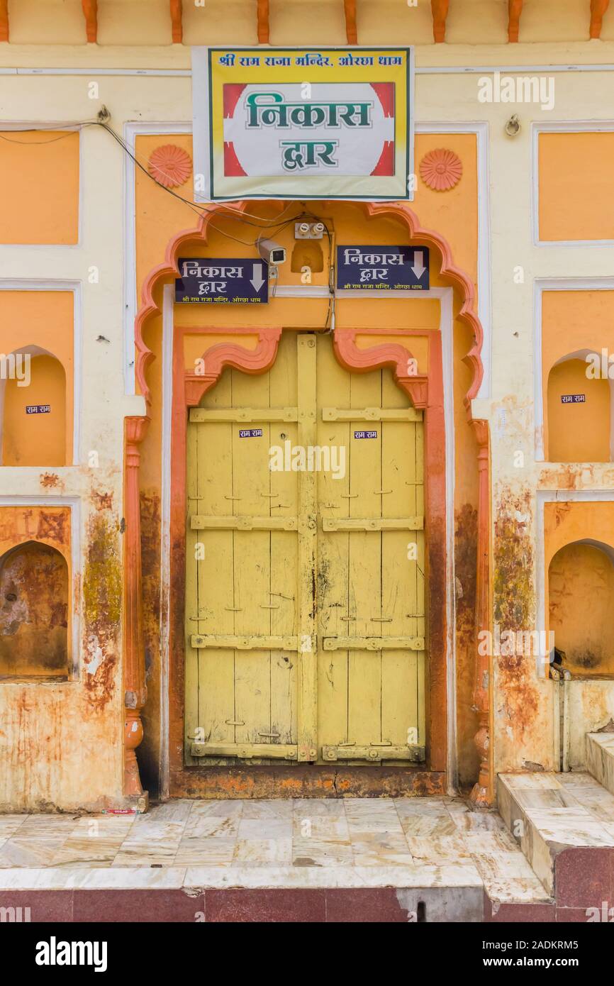 Colorful wooden door of the Ram Raja temple of Orchha, India Stock ...
