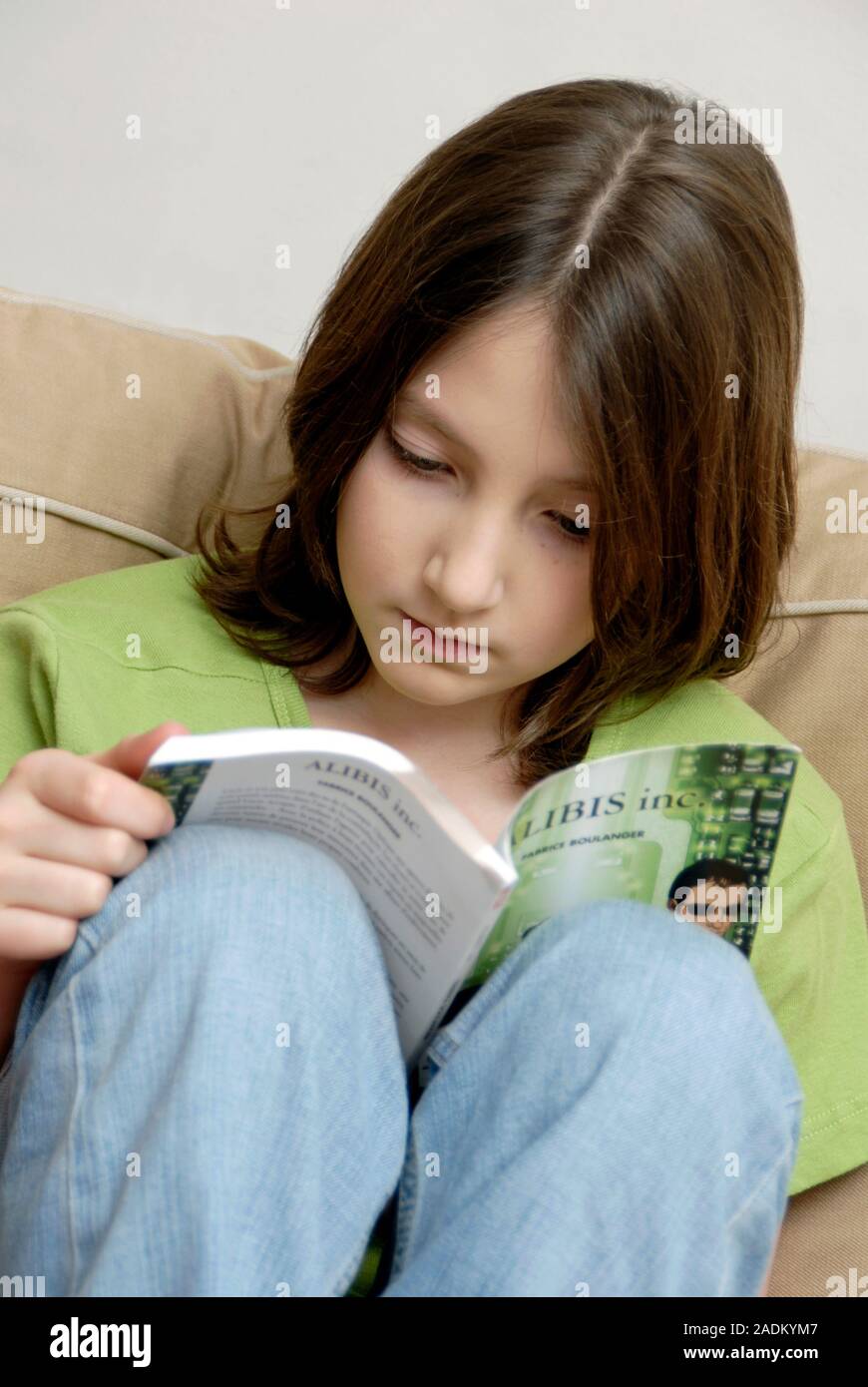 MODEL RELEASED. Girl reading a book Stock Photo - Alamy