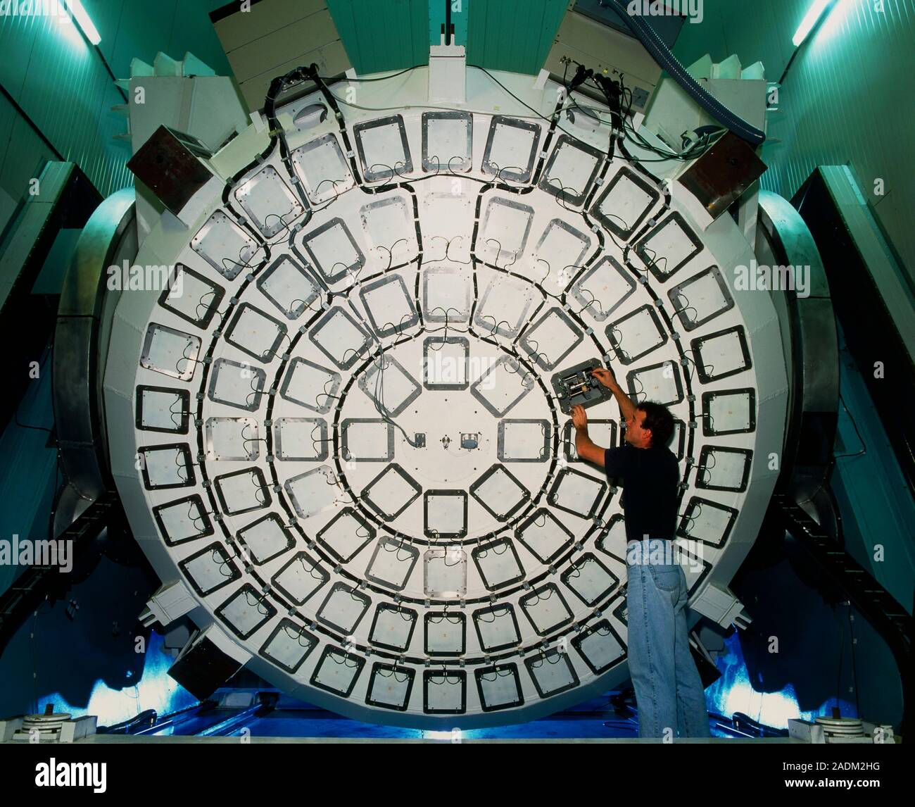 New Technology Telescope (NTT). Astronomer adjusts an active optics ...