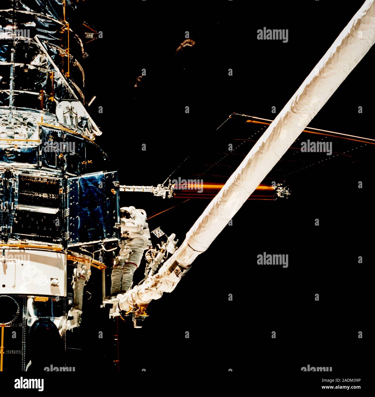 HST servicing mission. Astronaut Jeffrey Hoffman replaces fuse plugs on ...
