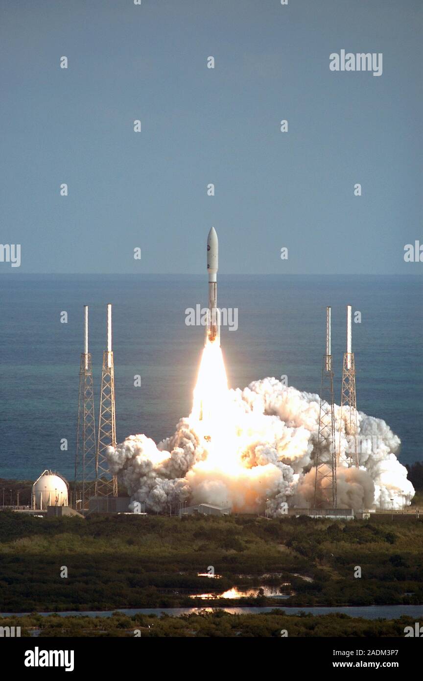 New Horizons spacecraft launch. Atlas V rocket launching the New ...