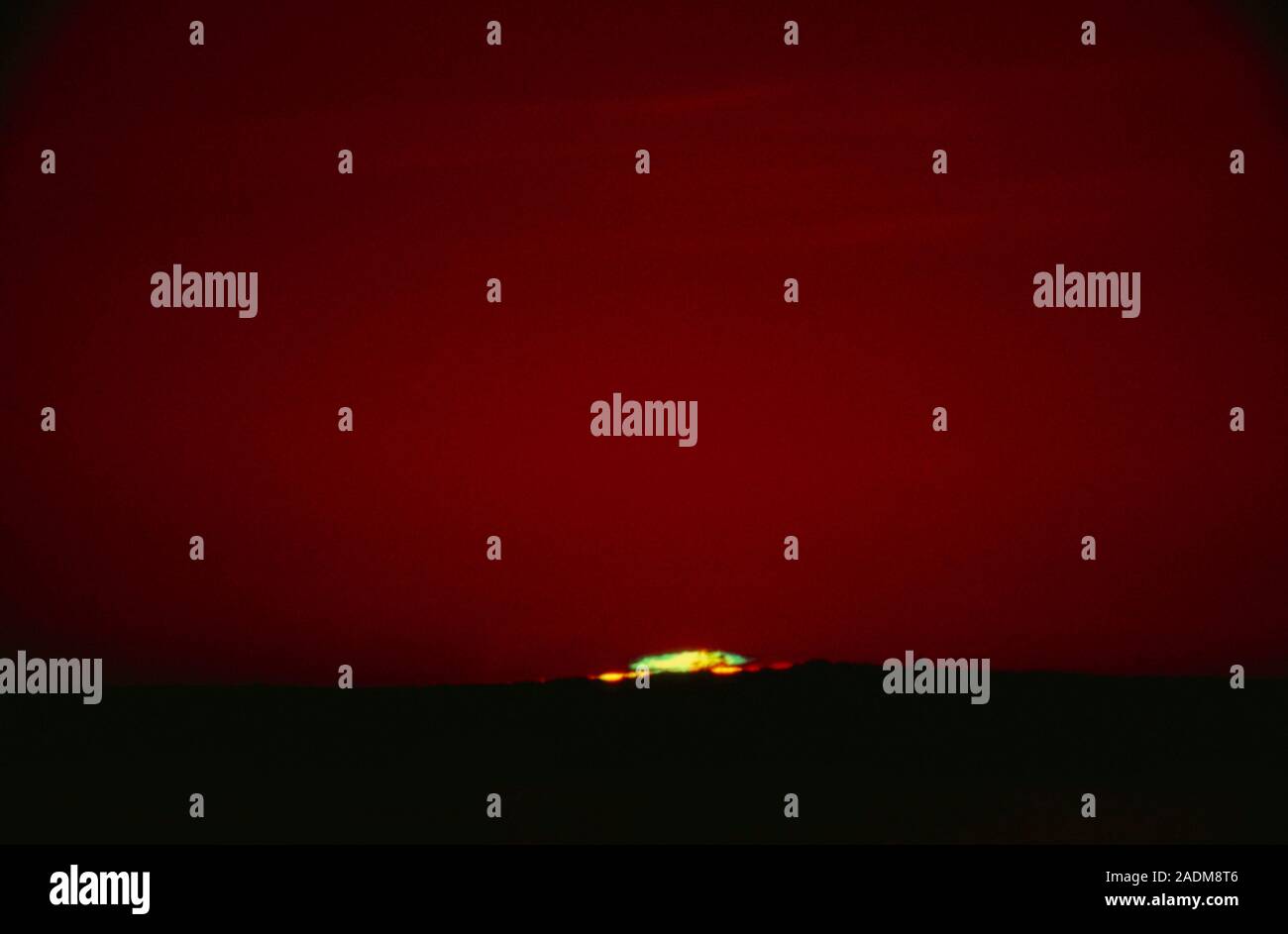 The green flash. Photograph of the green flash, an elusive effect ...