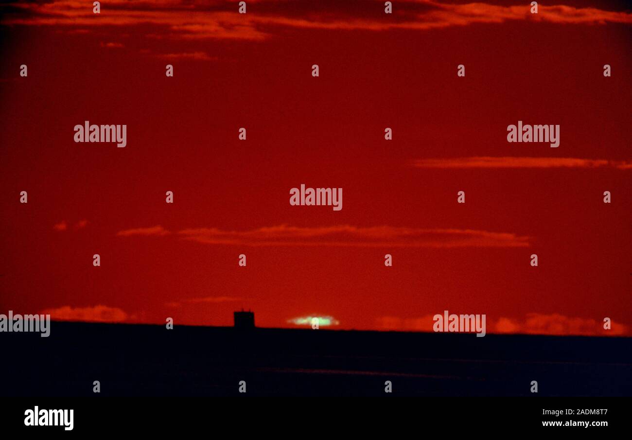 The green flash. Photograph of the green flash, an elusive effect ...