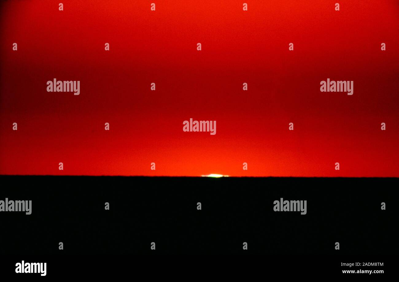 The green flash. Photograph of the green flash, an elusive effect ...