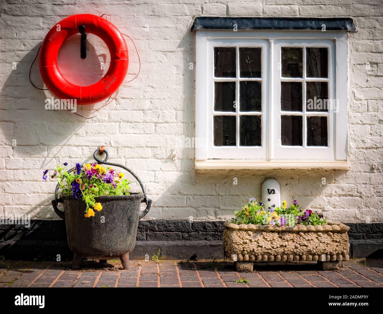 Lock Cottage beside the Staffordshire and Worcester Canal, UK Stock ...