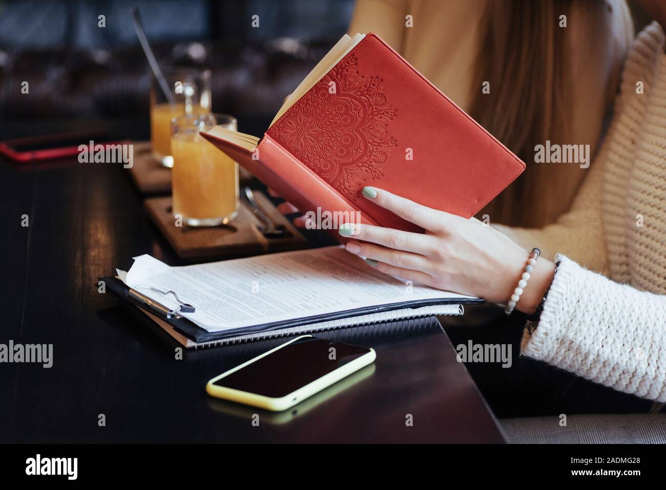 Girls reading book friends hi-res stock photography and images - Alamy