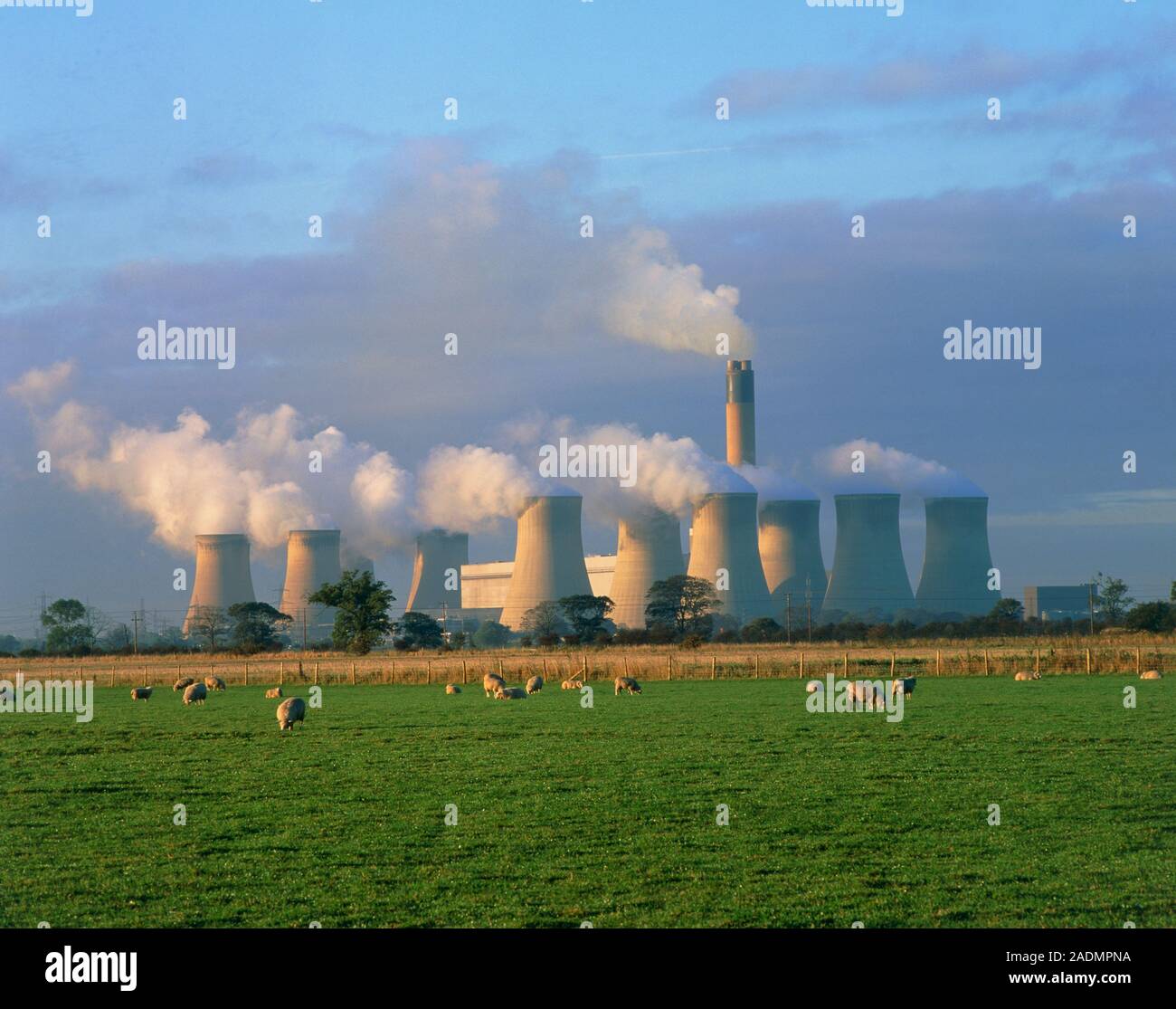 Power station. View of the Drax coal-fired power station, Yorkshire ...