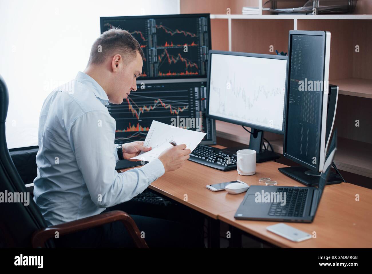 Reading table charts hi-res stock photography and images - Alamy