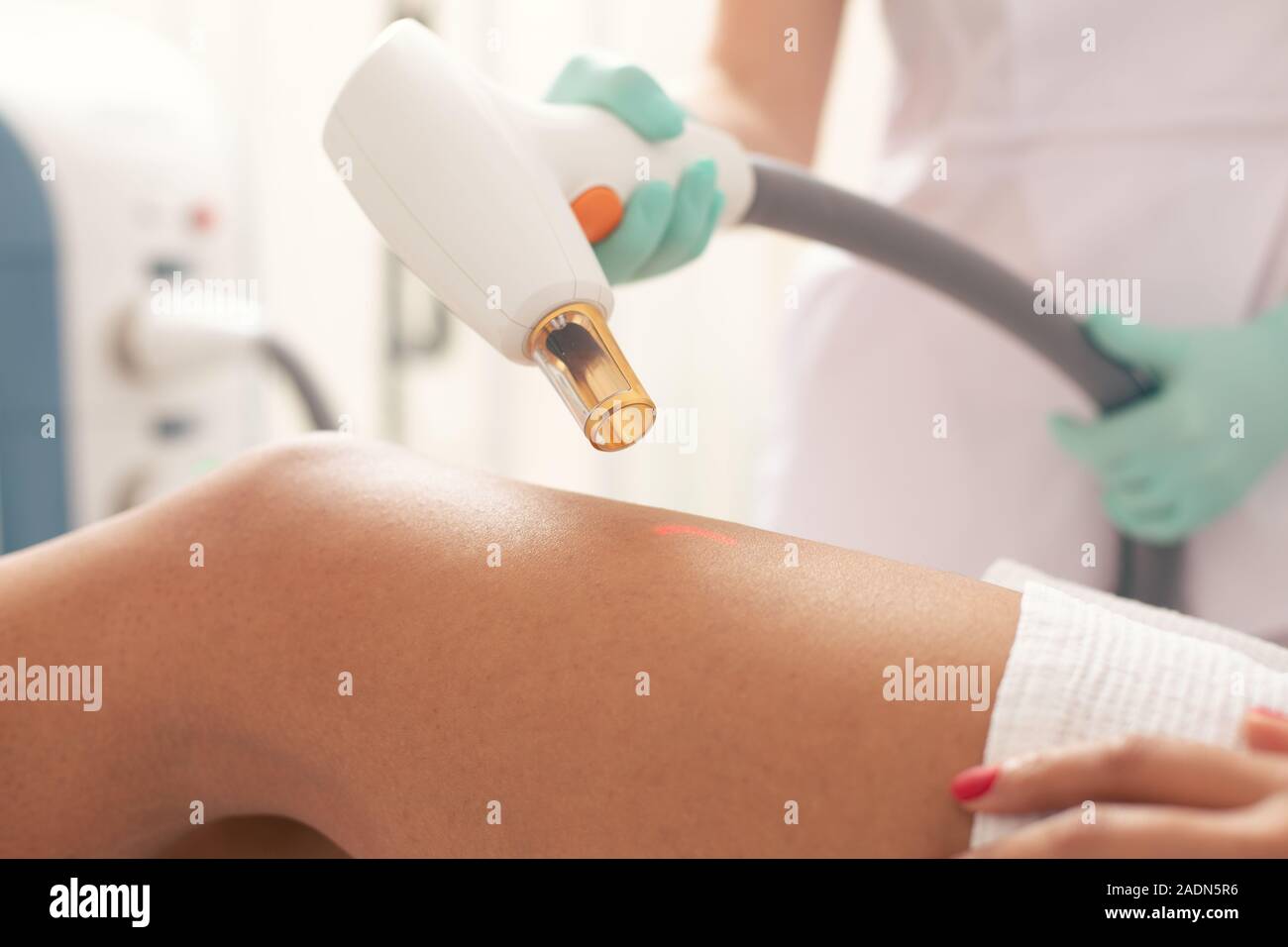 Laser tool hi-res stock photography and images - Alamy