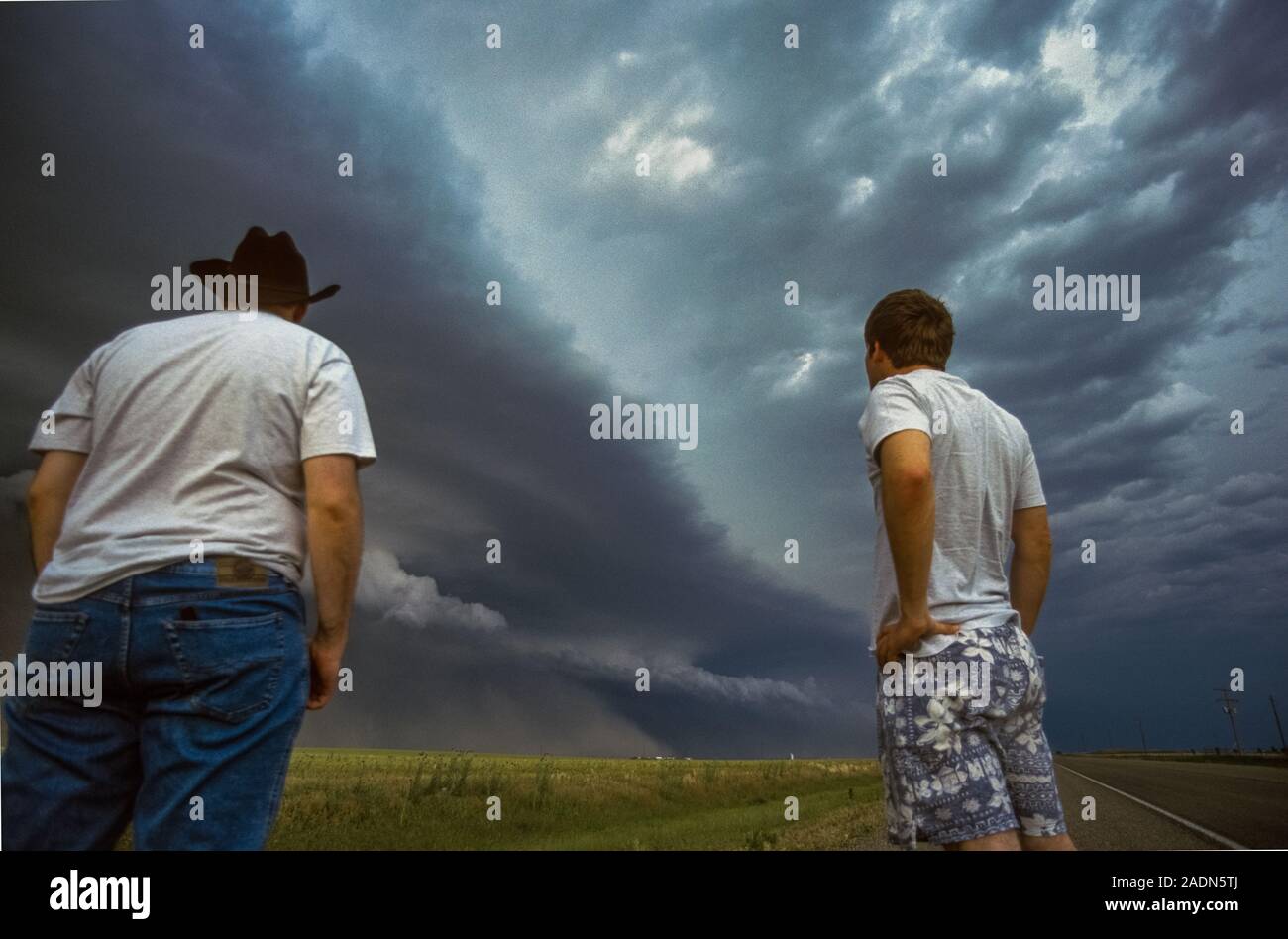 Stormchasers watching the "People Chasers Derecho". A line of severe ...