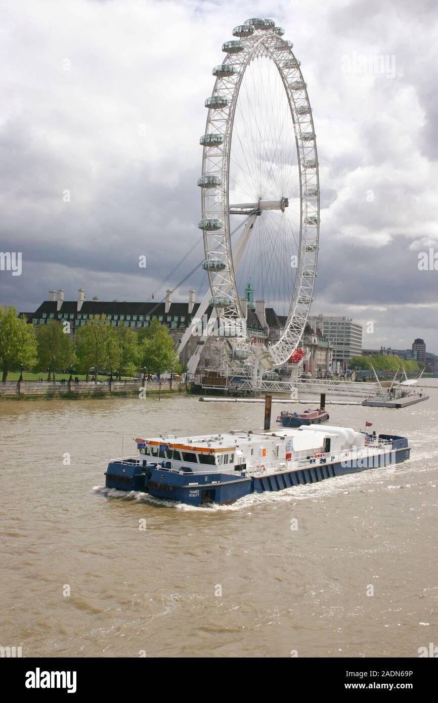Oxygenation barge. 'Thames Vitality' oxygenation barge on the River ...