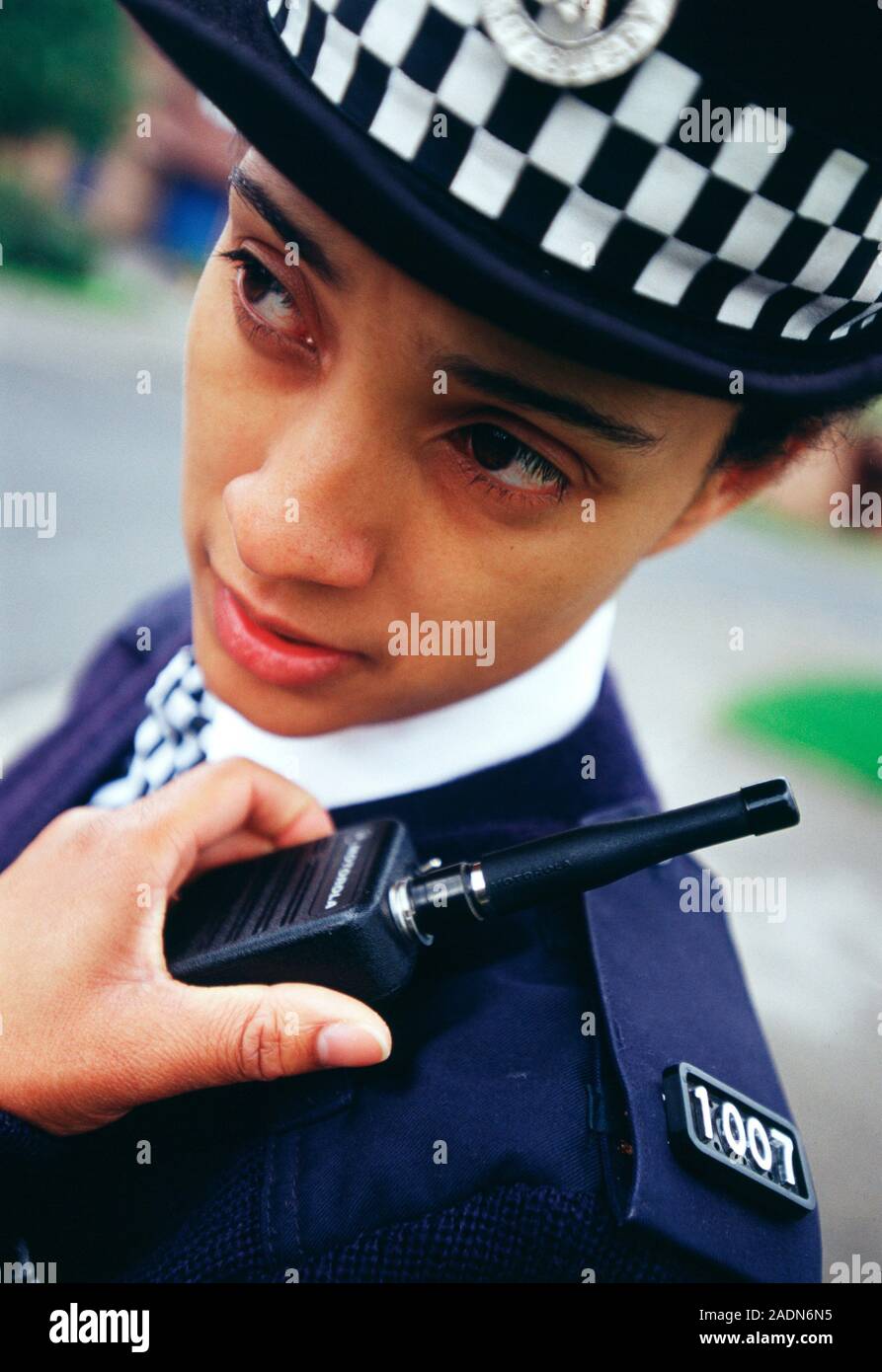 Police radio. Policewoman using her personal radio Stock Photo - Alamy