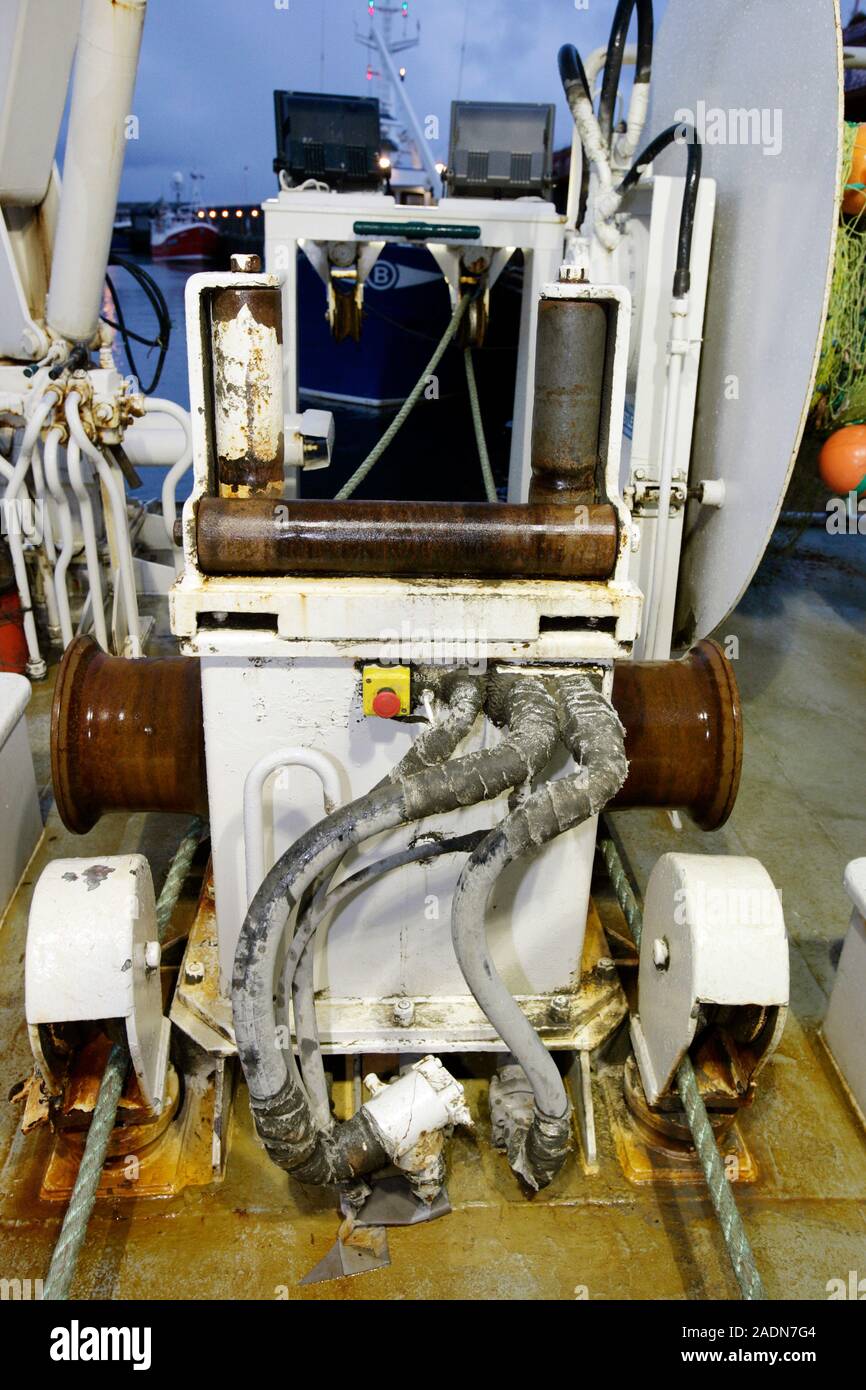 Hydraulic control system for releasing and retrieving fishing nets from ...