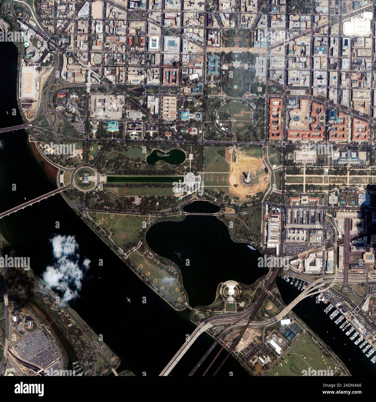The National Mall. Satellite image of the area around the western end ...