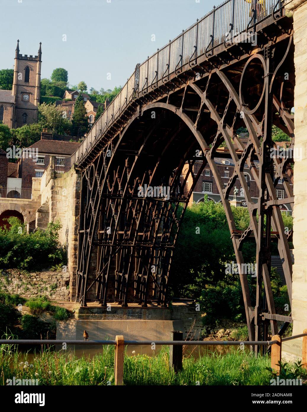 The 18th century Iron Bridge spanning the River Severn at ...