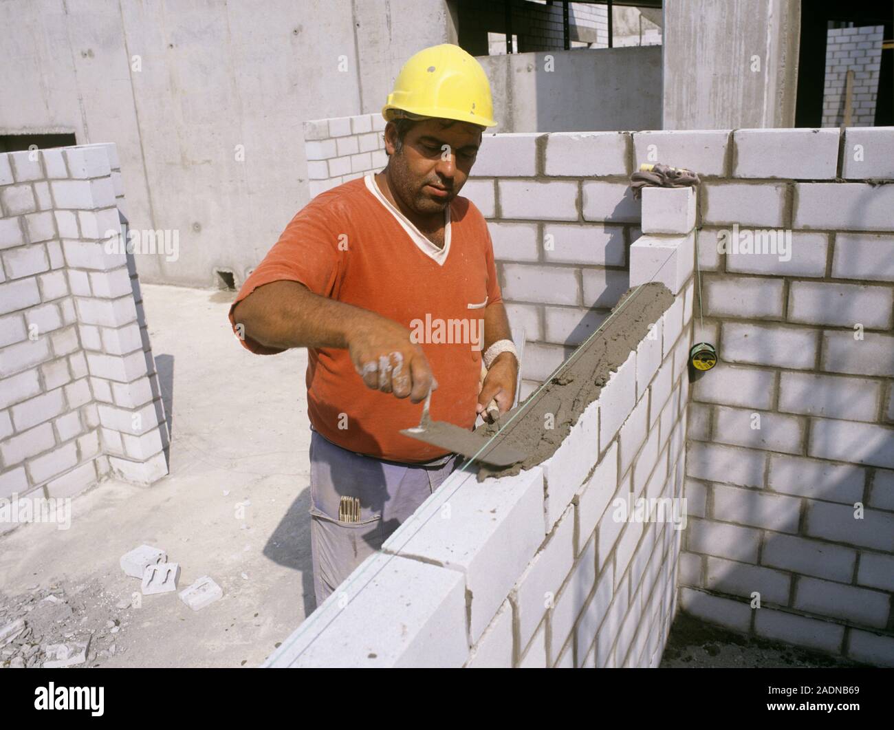MODEL RELEASED. Bricklaying. Bricklayer at work Stock Photo - Alamy