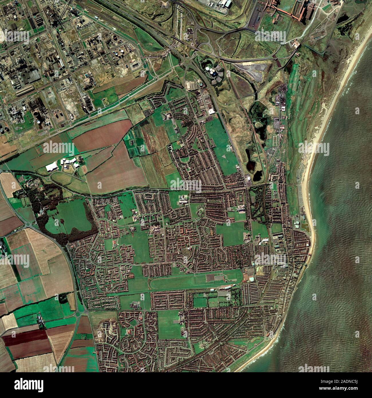 Chemical plant. Aerial view of the ICI Wilton chemical plant (top left ...