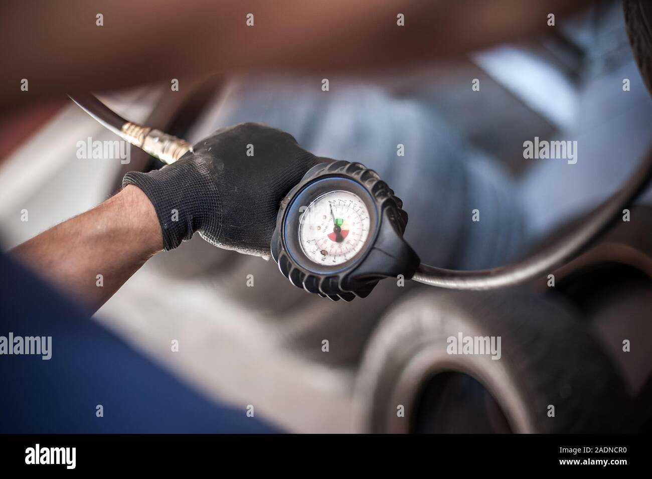 Car master mechanic vulcanizer pump the tire in auto vulcanizing and ...
