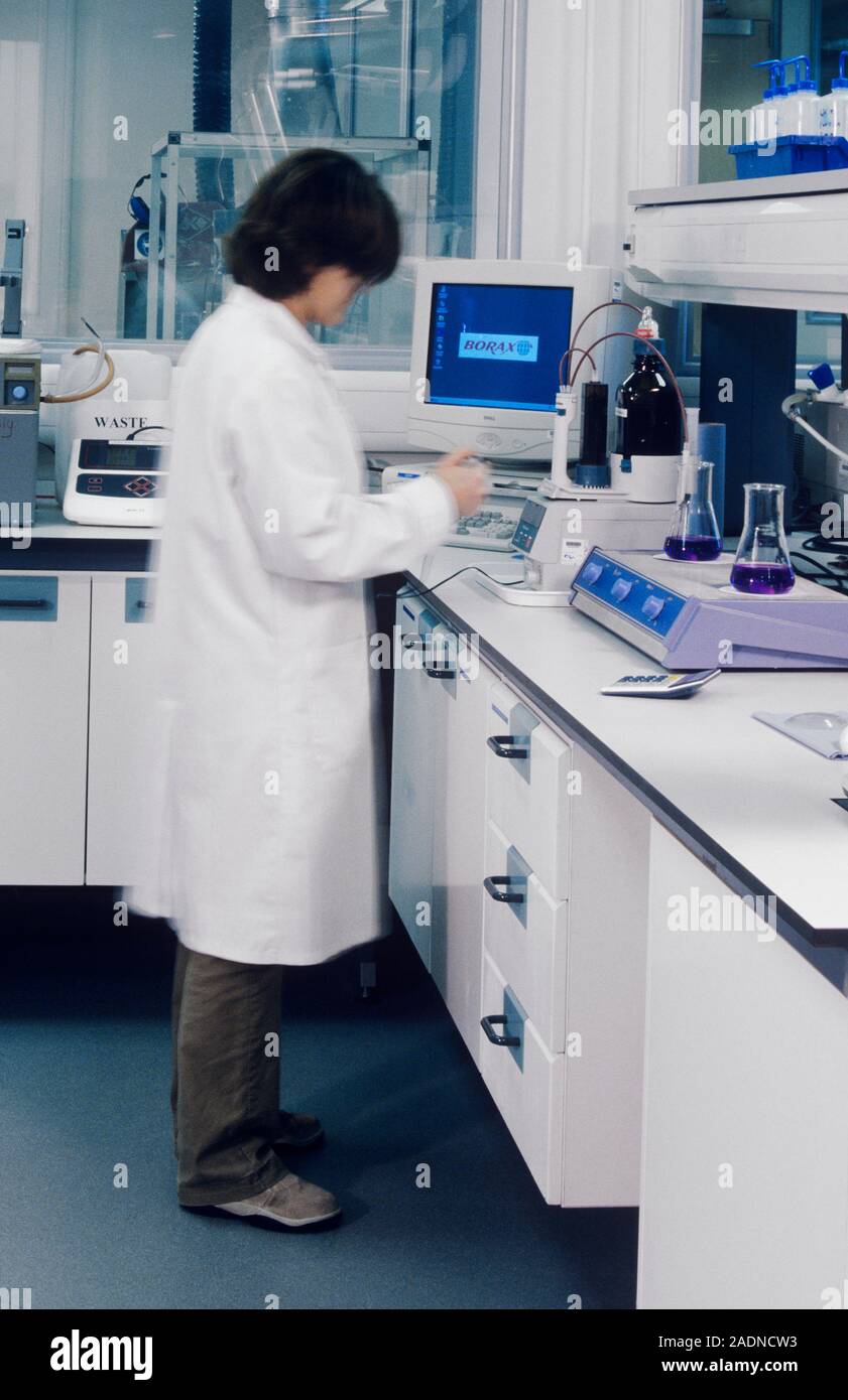 Laboratory researcher carrying out an experiment in a laboratory Stock ...