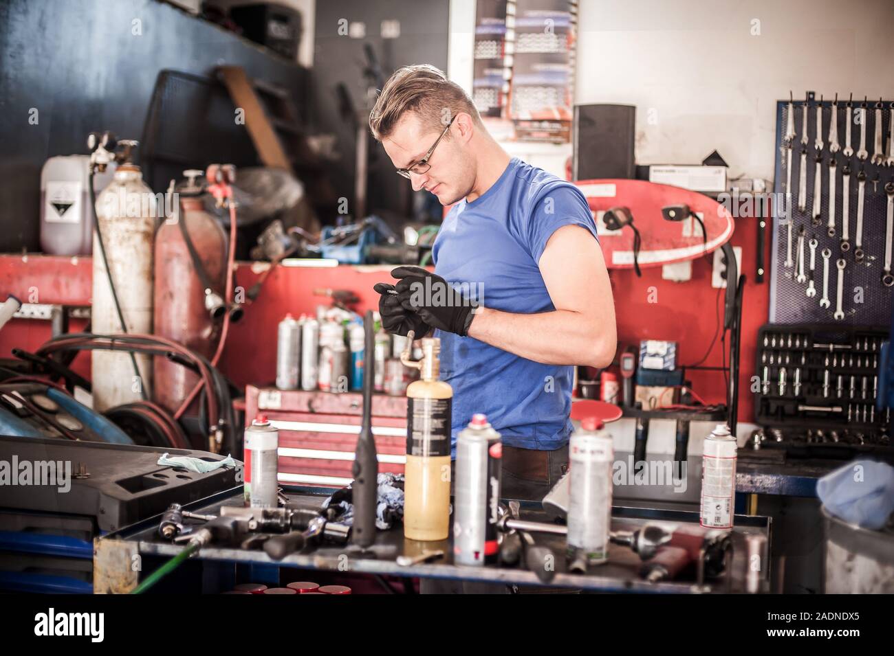 Vulcanizing shop hi-res stock photography and images - Alamy
