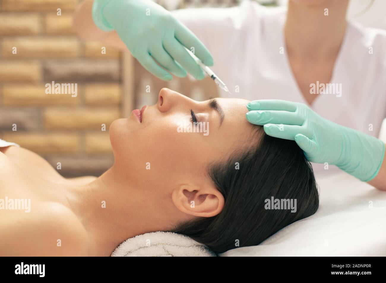 Side view of the injection into the forehead skin Stock Photo - Alamy
