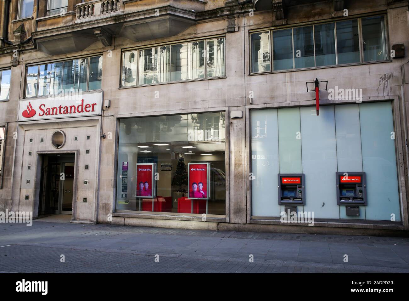 A branch of Santander on Oxford Street Stock Photo - Alamy
