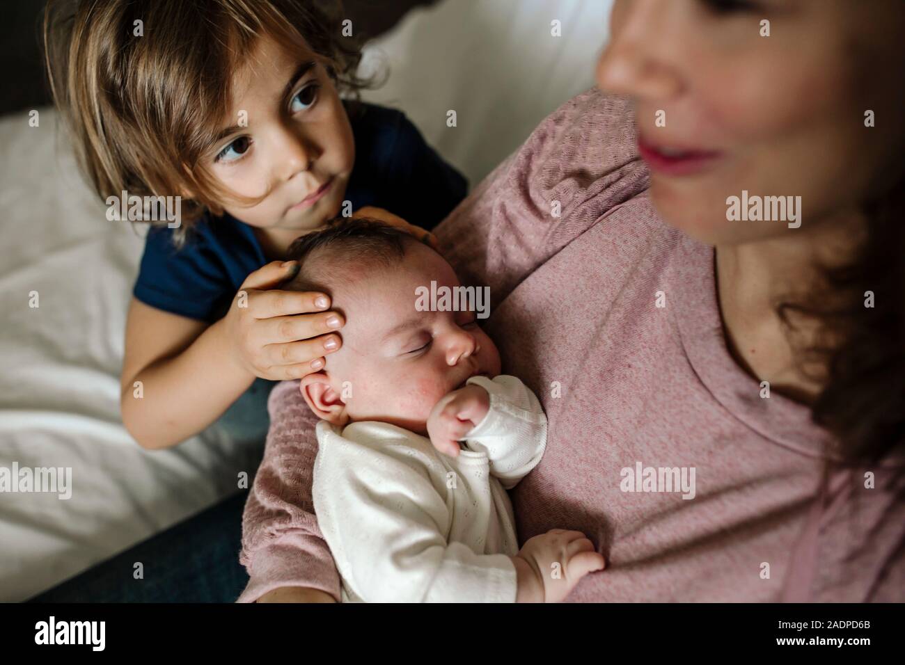 Child touching their head hi-res stock photography and images - Alamy