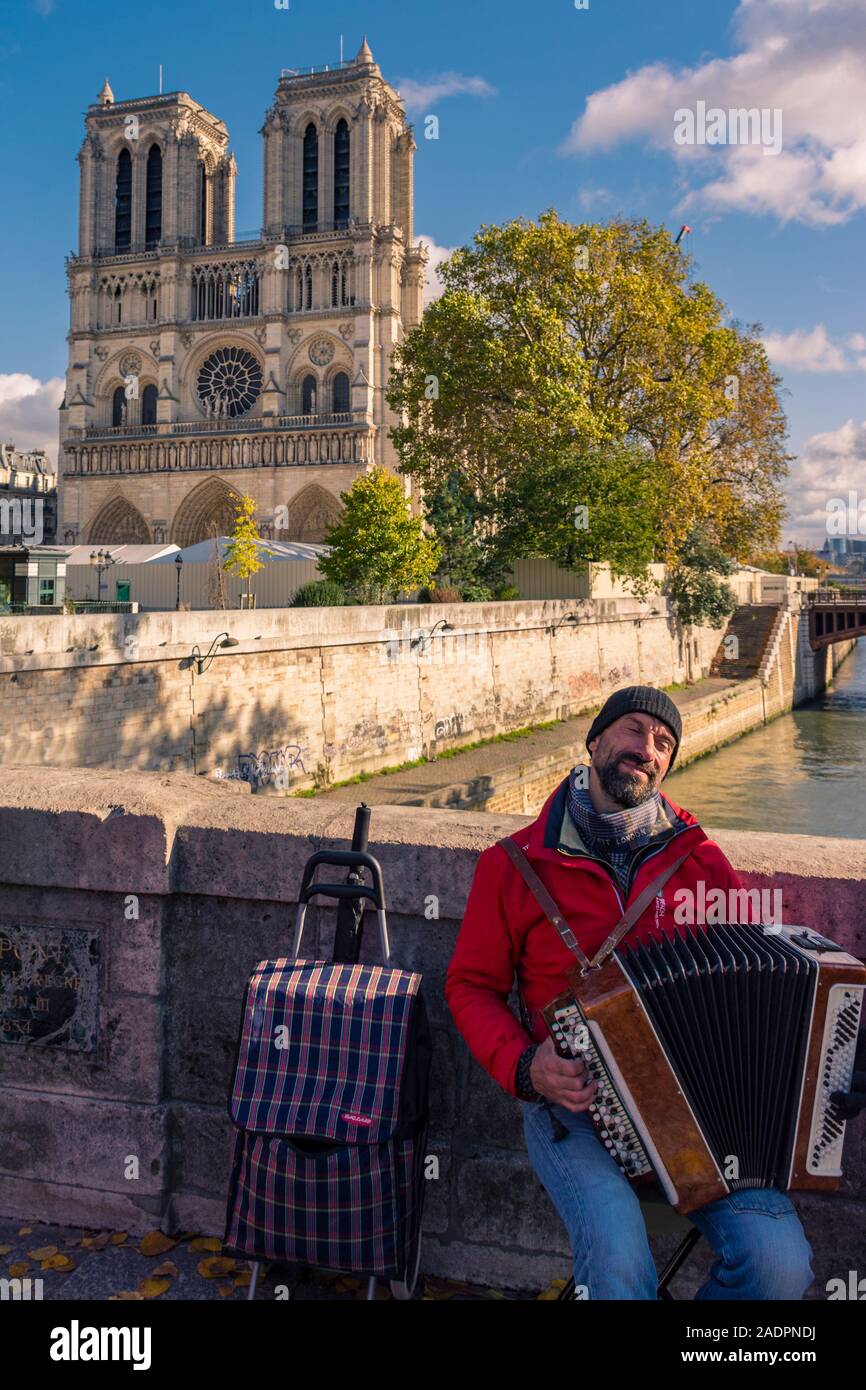 French accordion player hi-res stock photography and images - Alamy