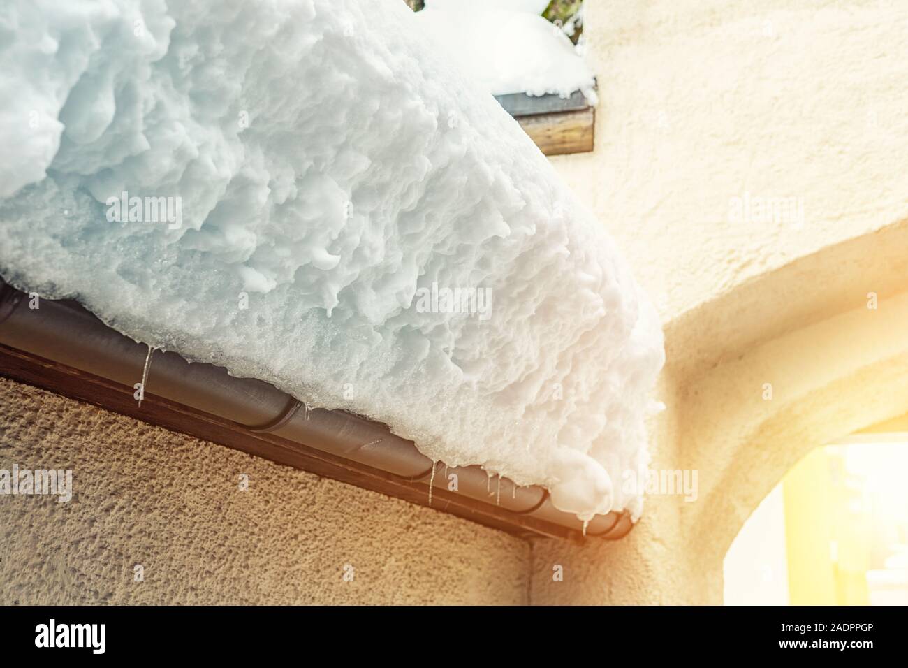 Thick layer snow roof hi-res stock photography and images - Alamy