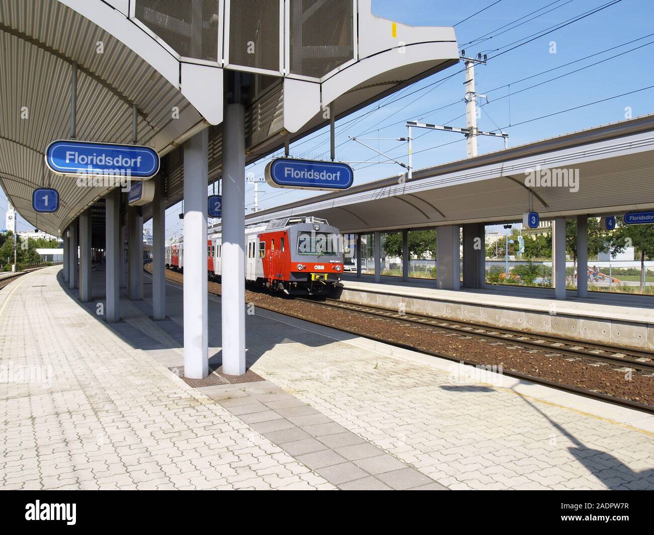 ÖBB Bahnhof Floridsdorf, S-Bahn Stock Photo - Alamy