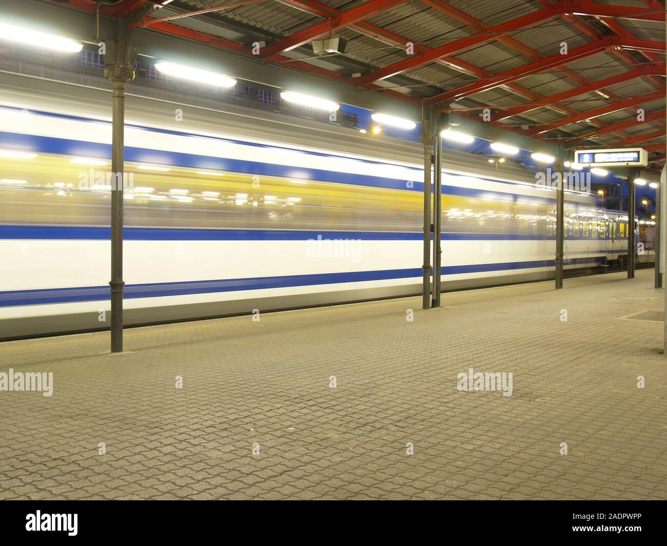 Bahnsteig licht hi-res stock photography and images - Alamy