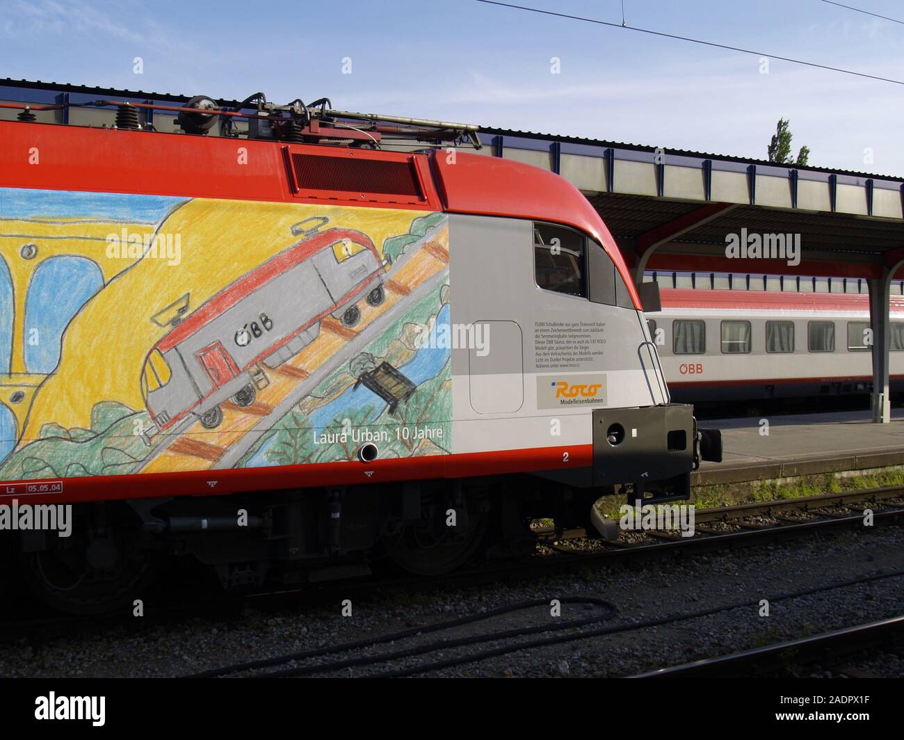ÖBB, moderne Taurus-Lok mit Kinderzeichnung Stock Photo - Alamy